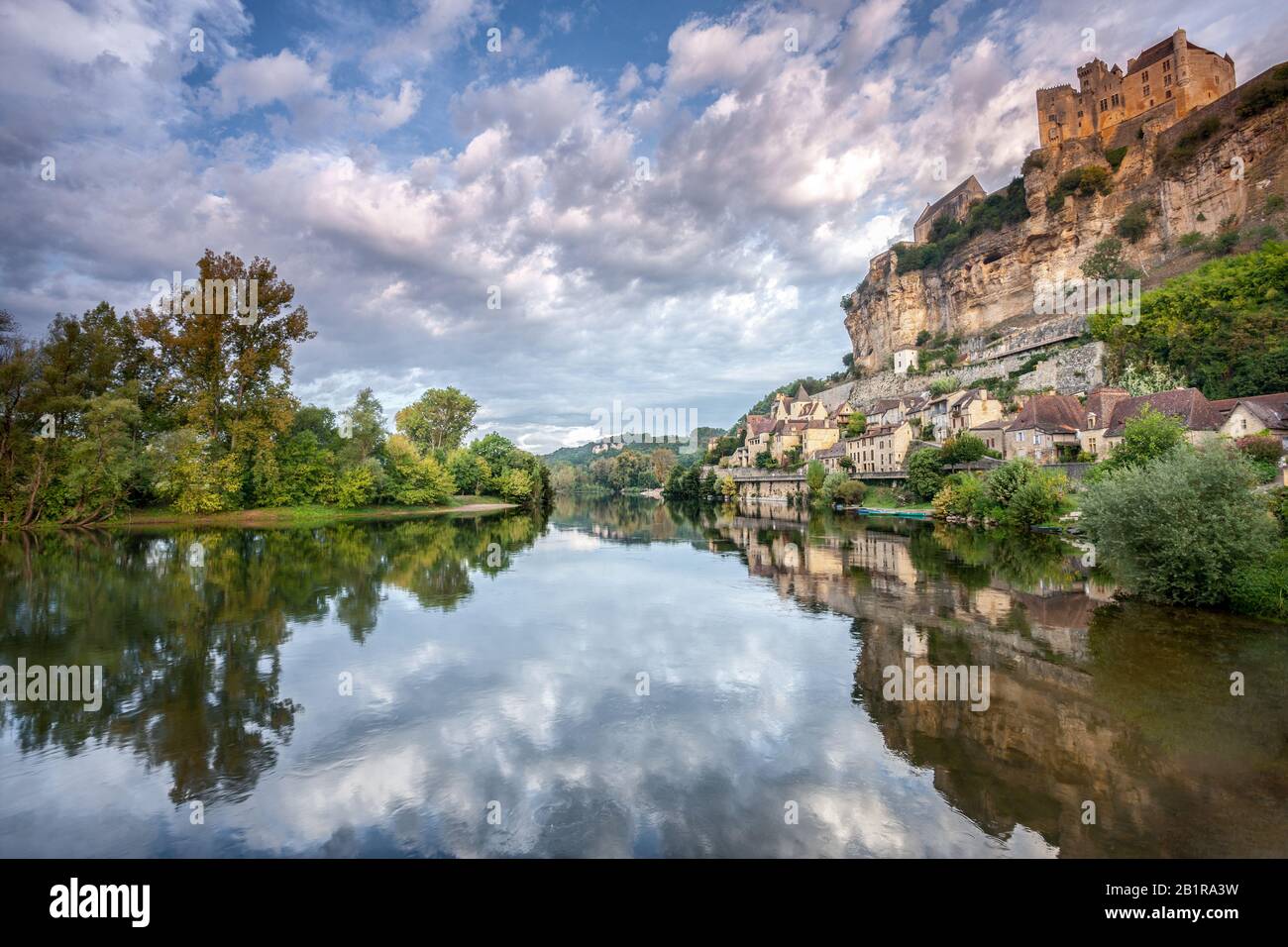 Chateau beynac et cazenac dordogne france hi-res stock photography and ...