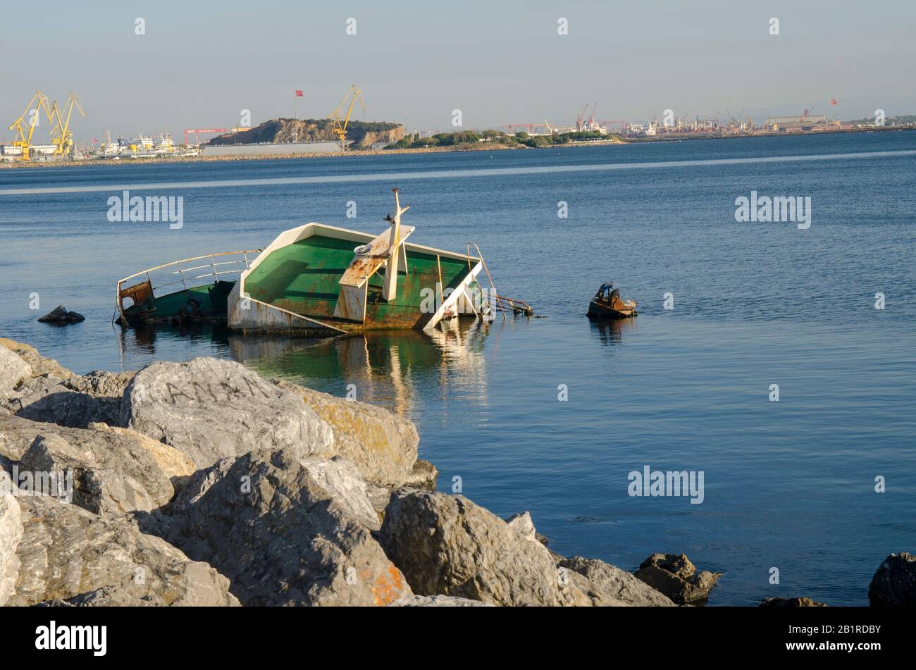 Sunken ship hi-res stock photography and images - Alamy