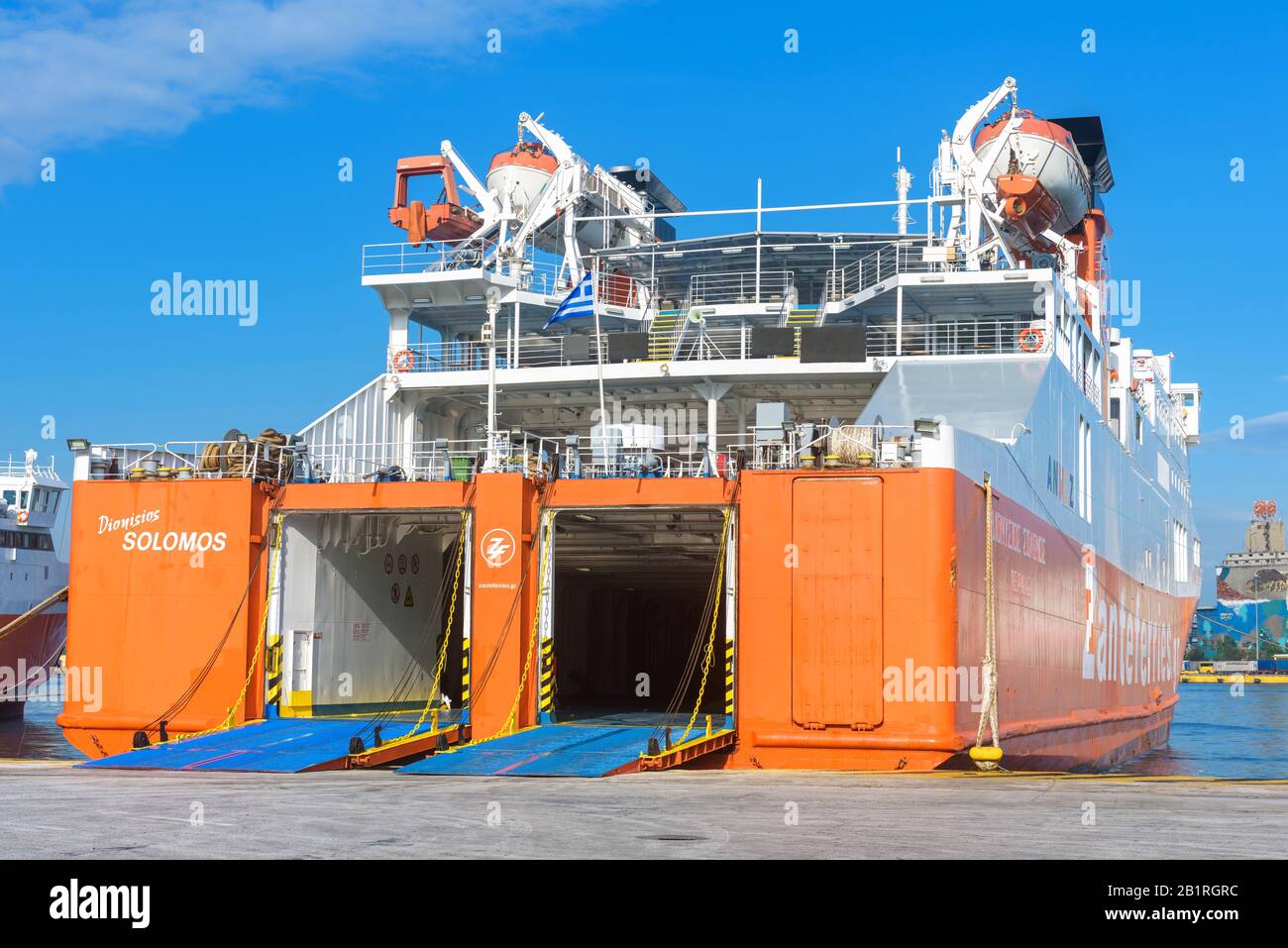 Loading a ship in port hi-res stock photography and images - Alamy