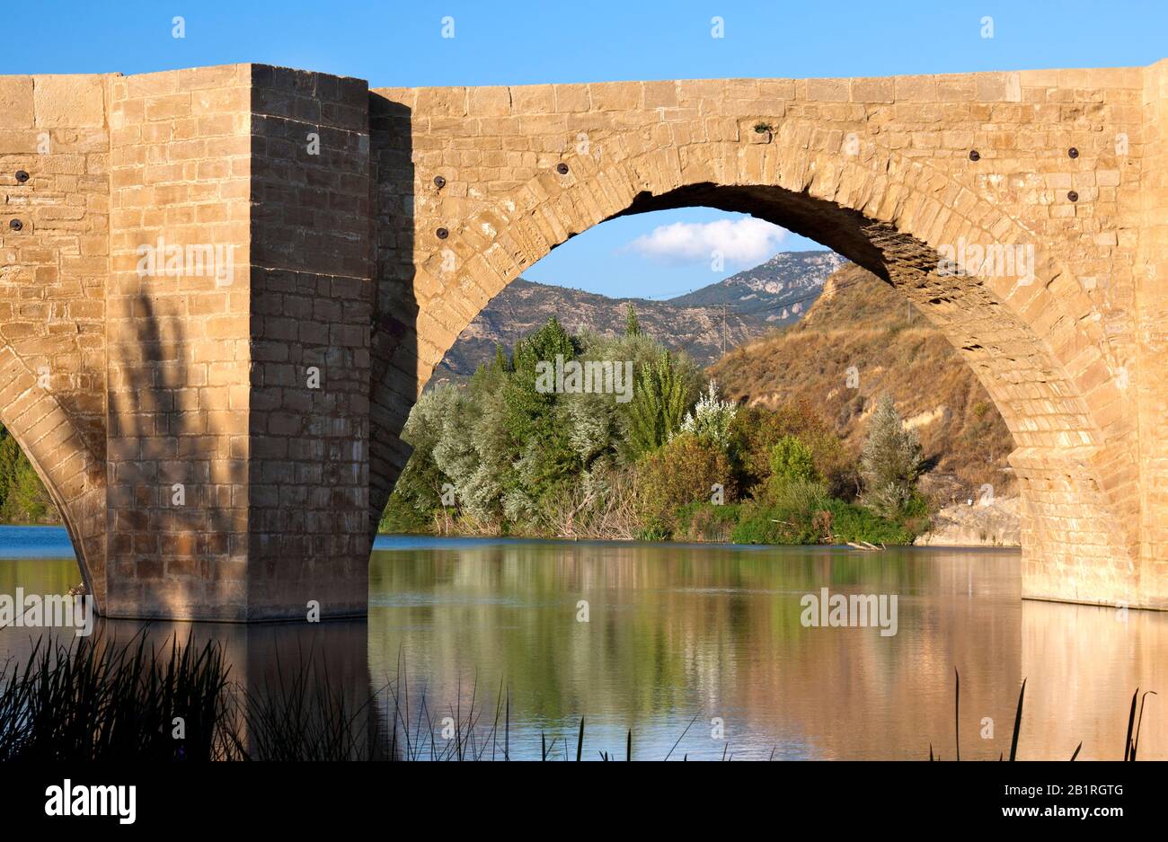 Medieval bridge spain hi-res stock photography and images - Alamy