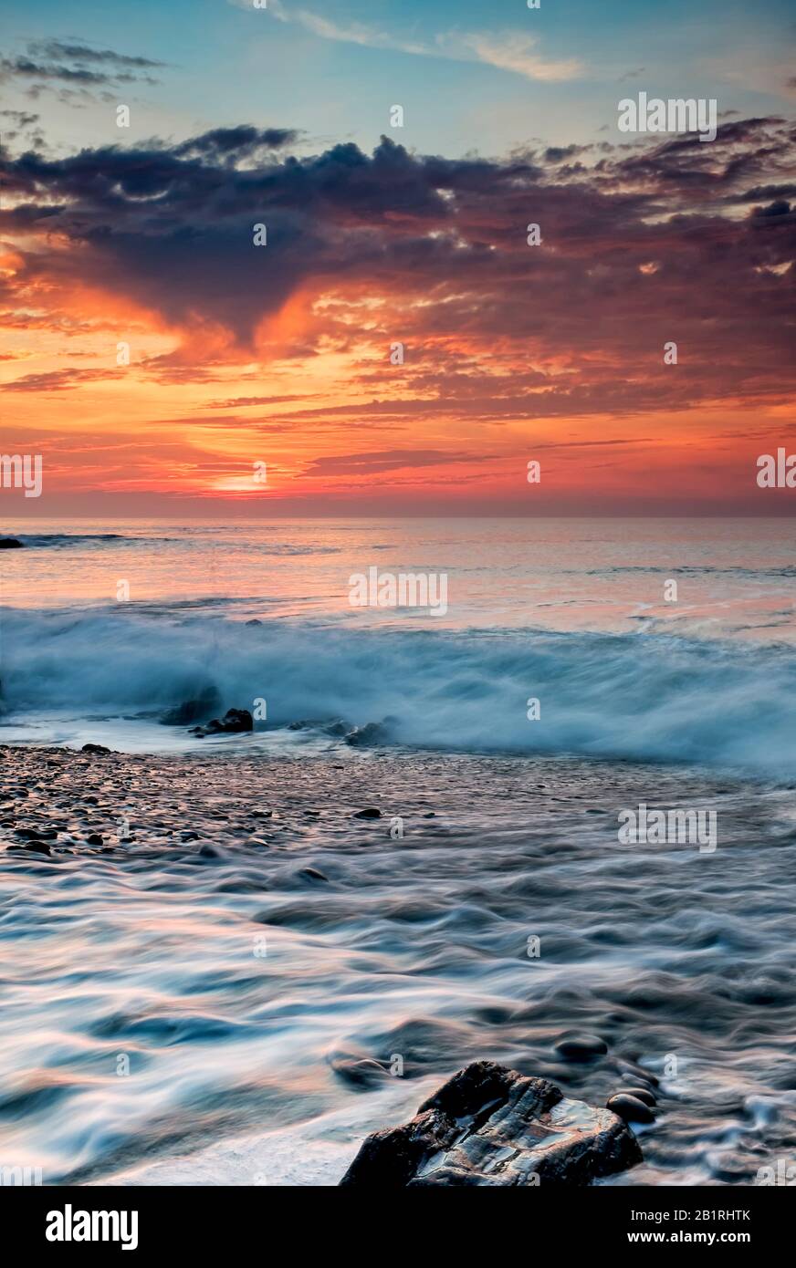 Tide over rocks hi-res stock photography and images - Alamy