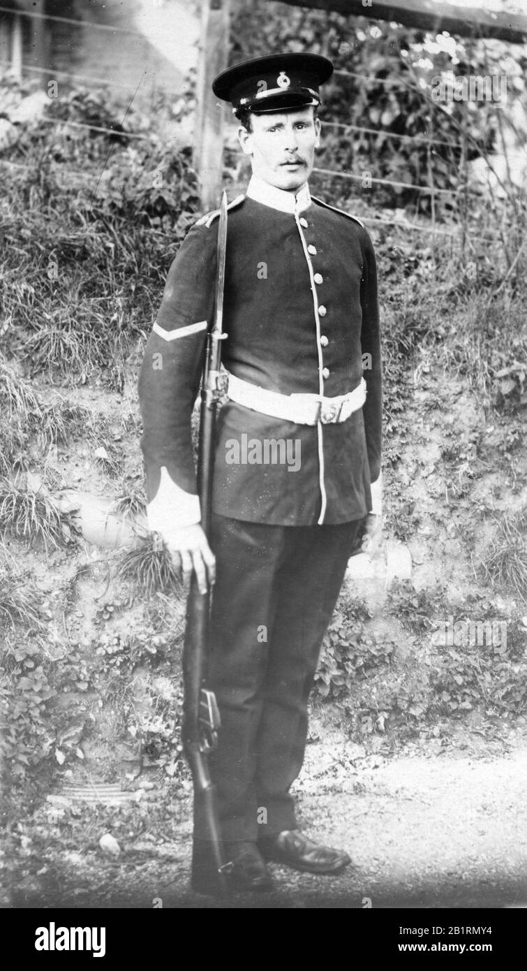 Edwardian soldier with rifle and bayonet Stock Photo - Alamy