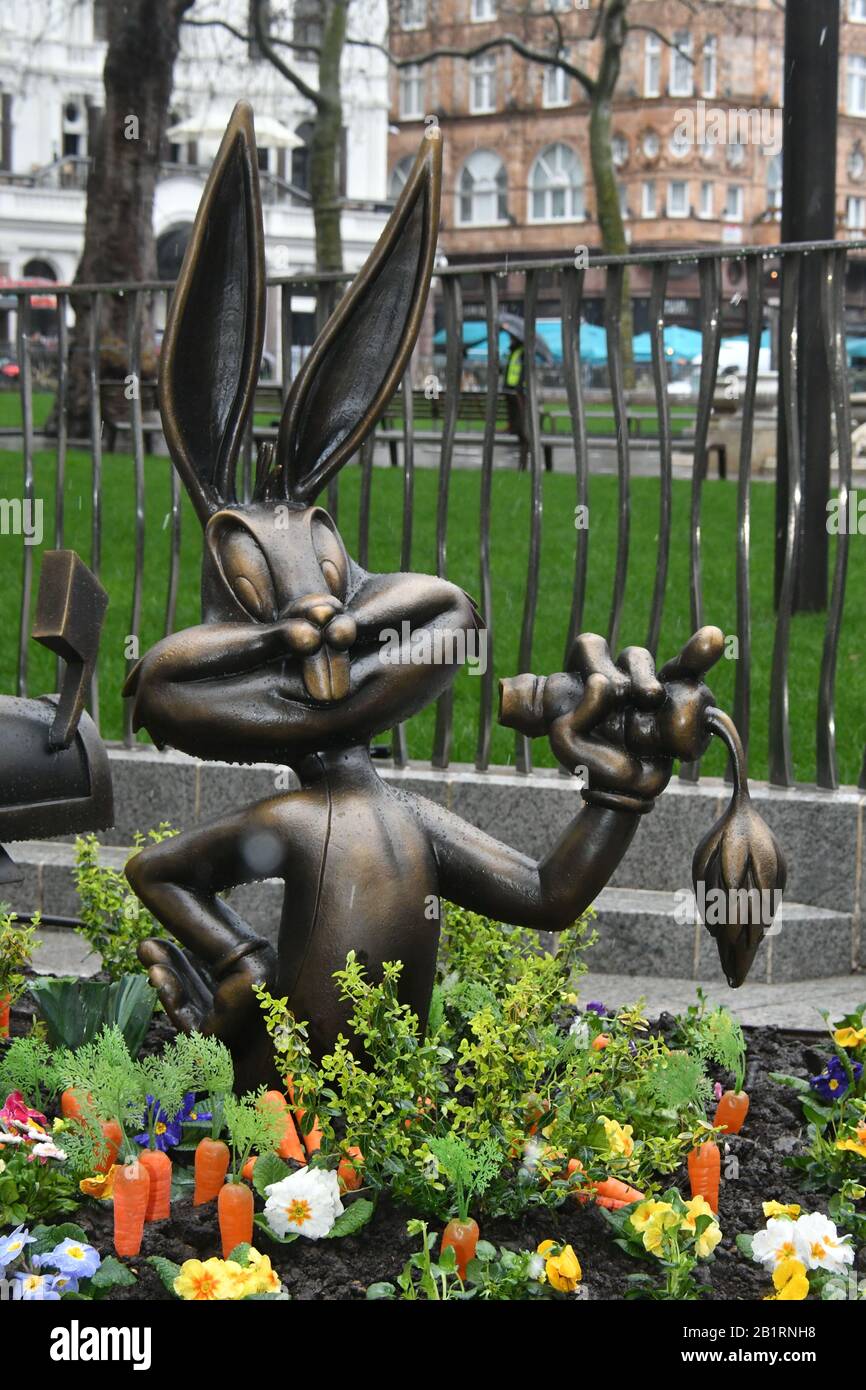 Bugs bunny statue hi-res stock photography and images - Alamy