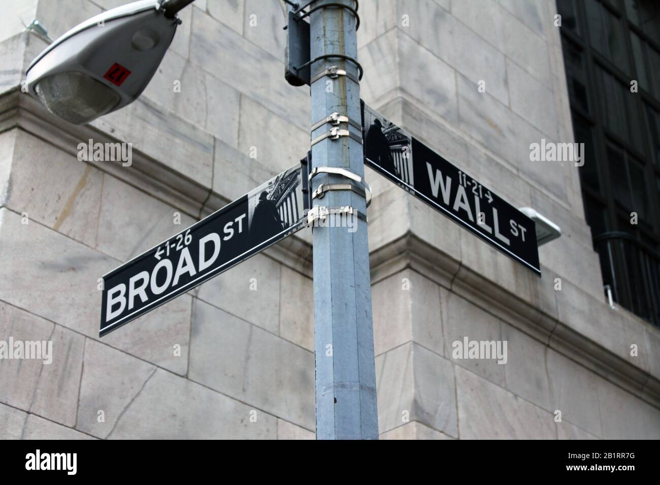 Wall street and broadway intersection sign Stock Photo - Alamy