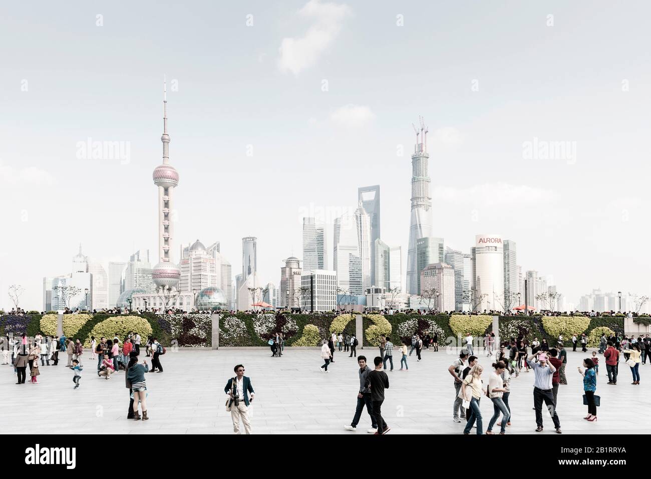 Bund promenade and famous buildings hi-res stock photography and images ...