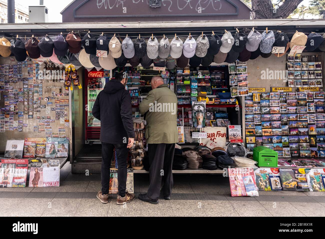 Kiosk selling newspapers magazines hi-res stock photography and images ...