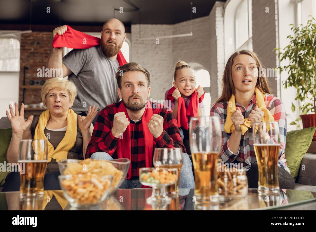 Rugby family watching hi-res stock photography and images - Alamy