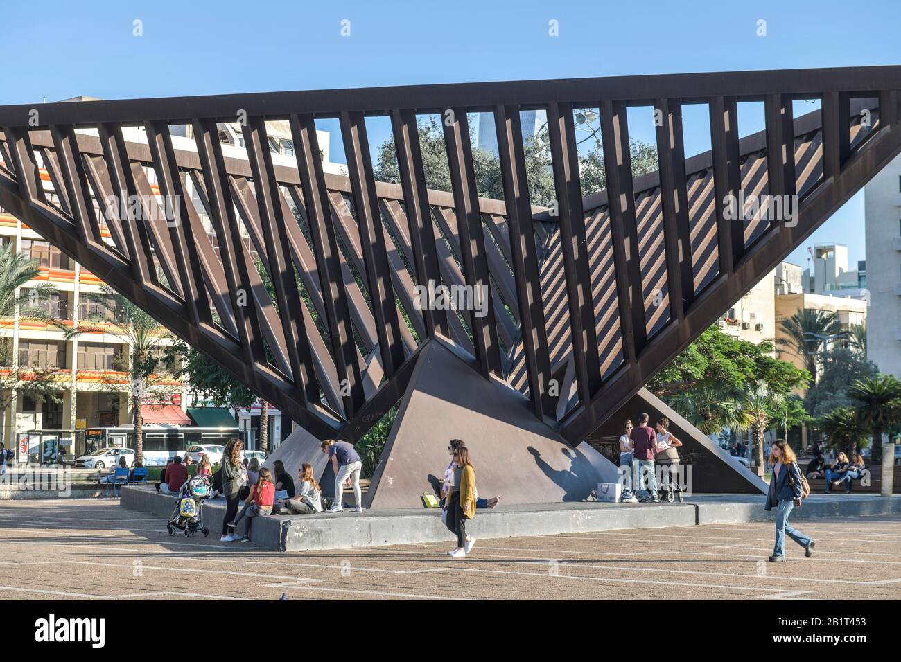 Skulptur von Yigal Tumarkin als Holocaust-Denkmal, Izhak Rabin Square ...