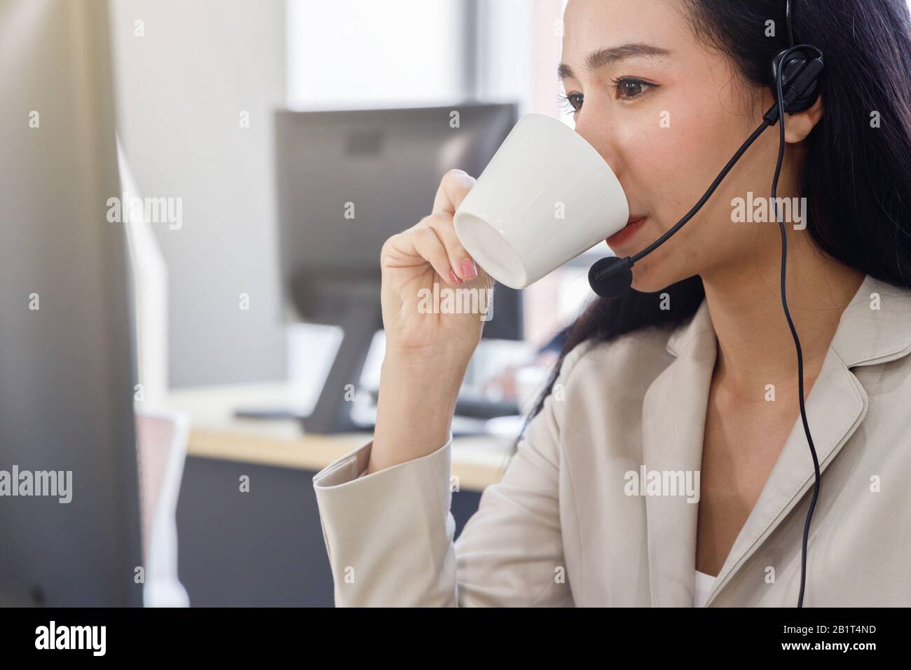 Asian girl call center hi-res stock photography and images - Alamy