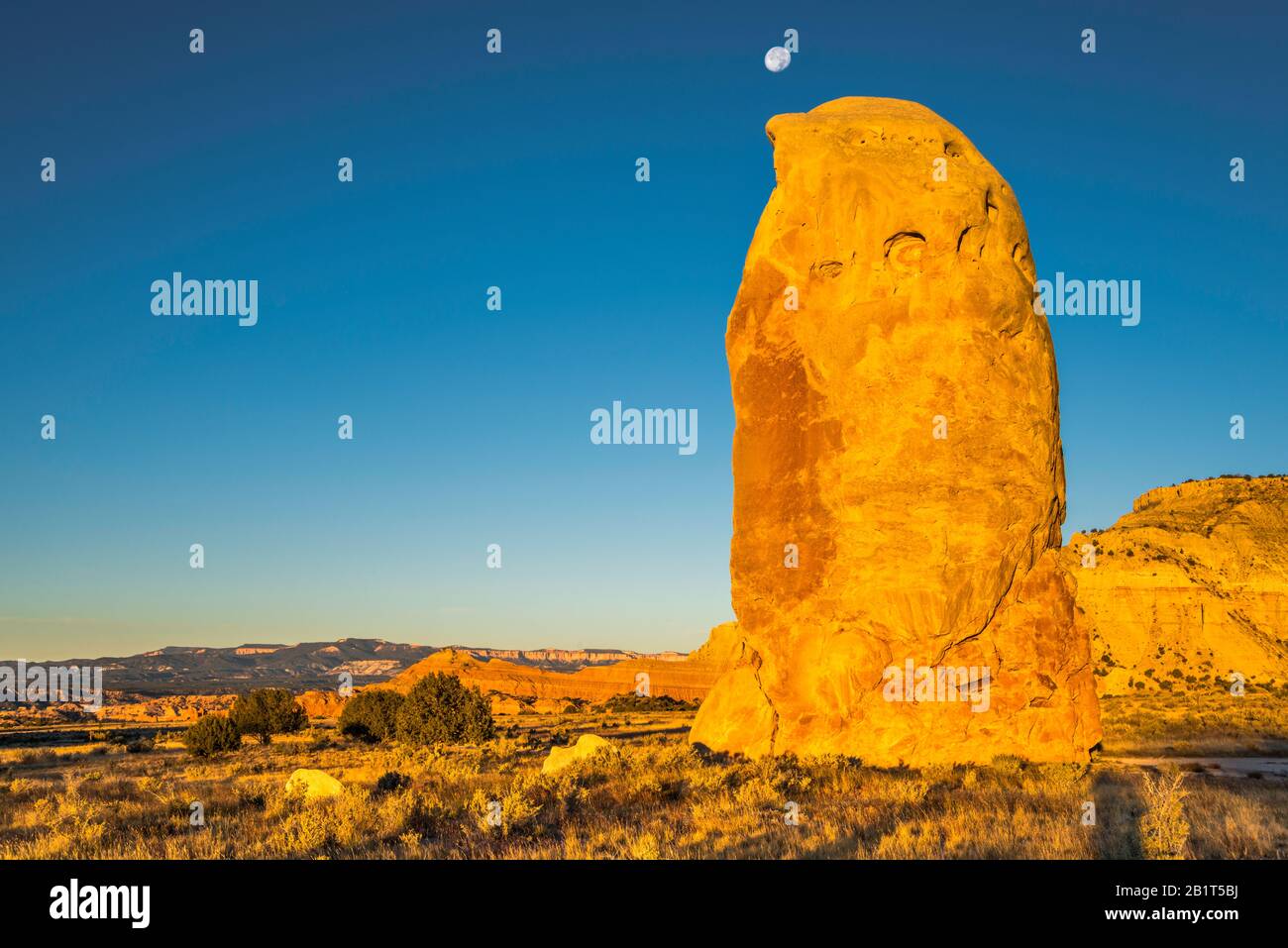 Moon over Chimney Rock at sunrise, Kodachrome Basin State Park, Utah ...