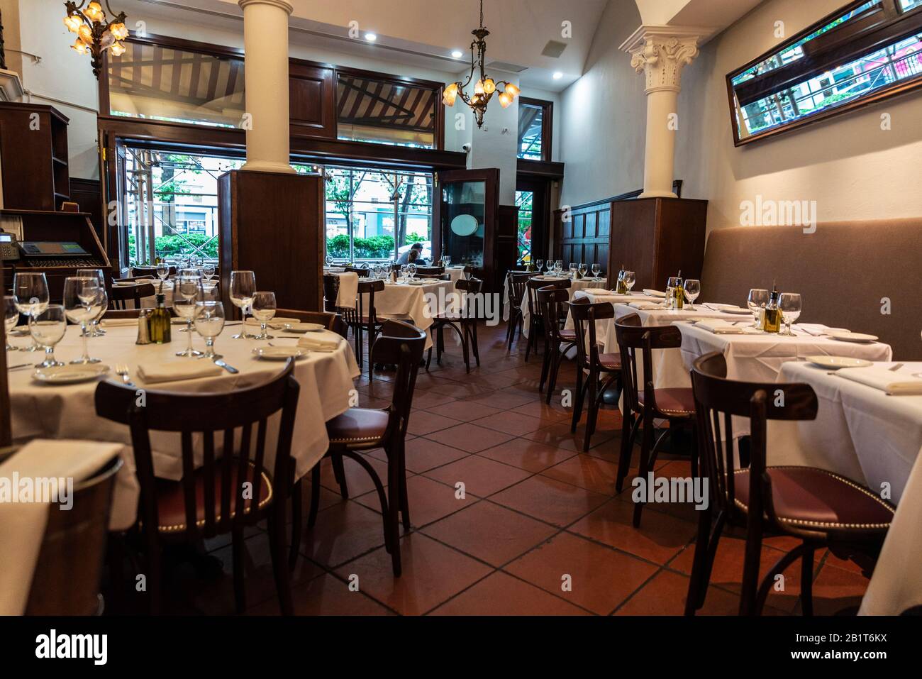 Interior classic restaurant empty tables hi-res stock photography and ...