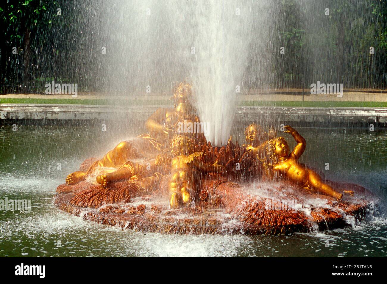 Versailles palace garden statue water hi-res stock photography and ...