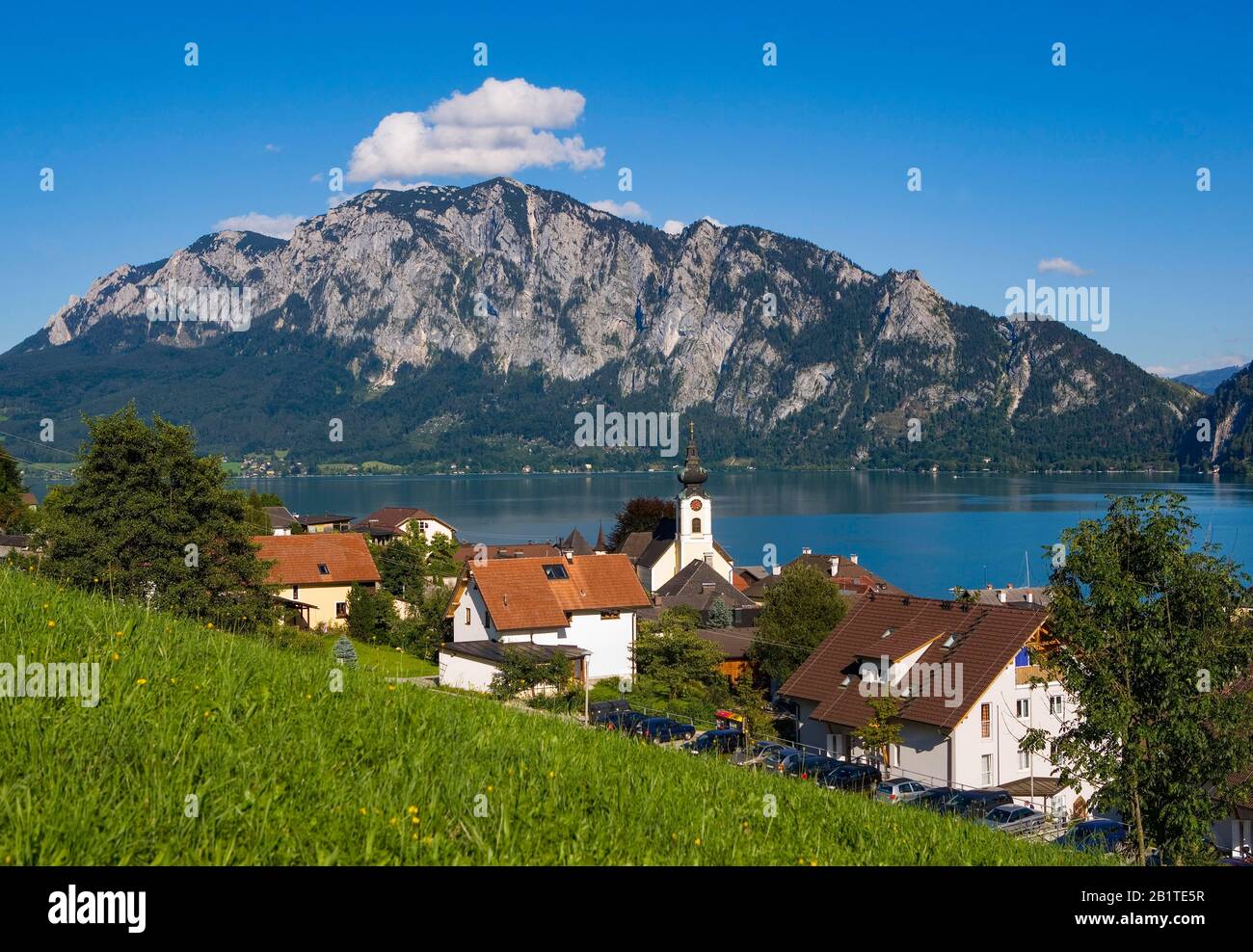 Unterach am attersee with hoellengebirgesalzkammergut hi-res stock ...