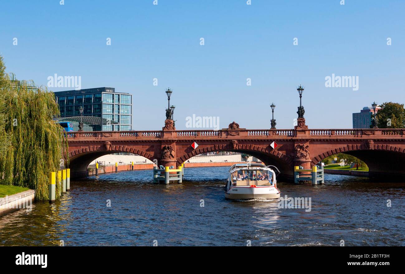 Excursion boat under bridge hi-res stock photography and images - Alamy