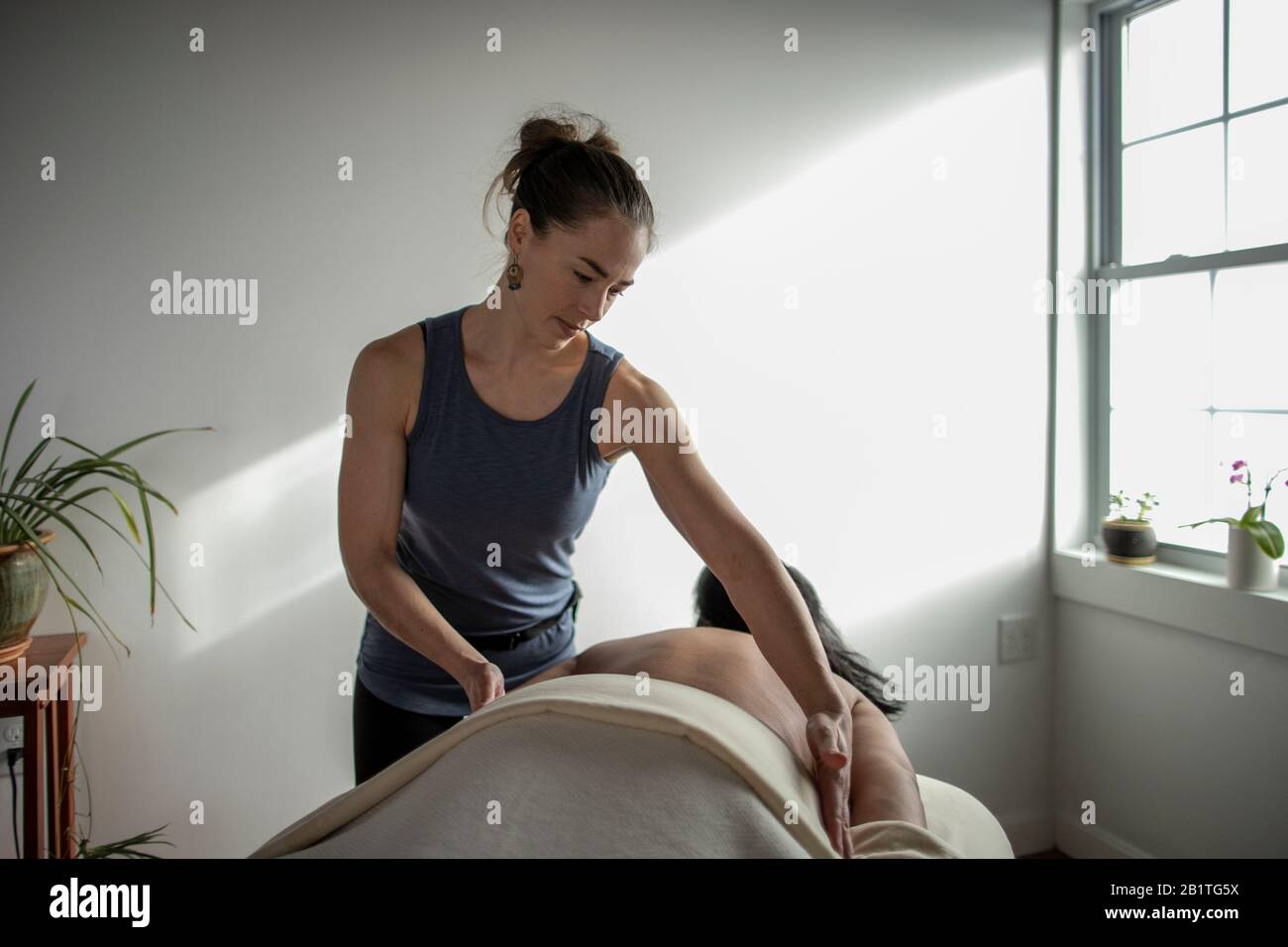 Black massage therapist hi-res stock photography and images - Alamy