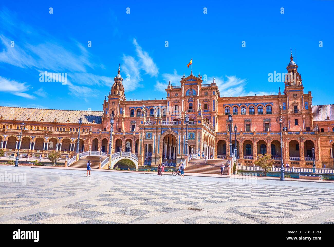 Two streetlights hi-res stock photography and images - Alamy
