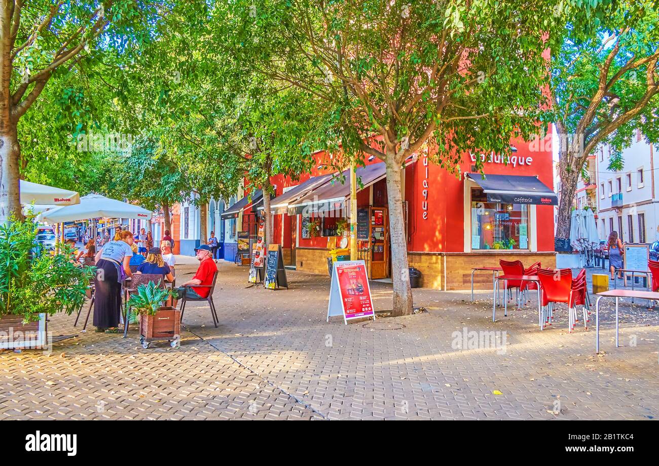 Cafe under trees hi-res stock photography and images - Alamy