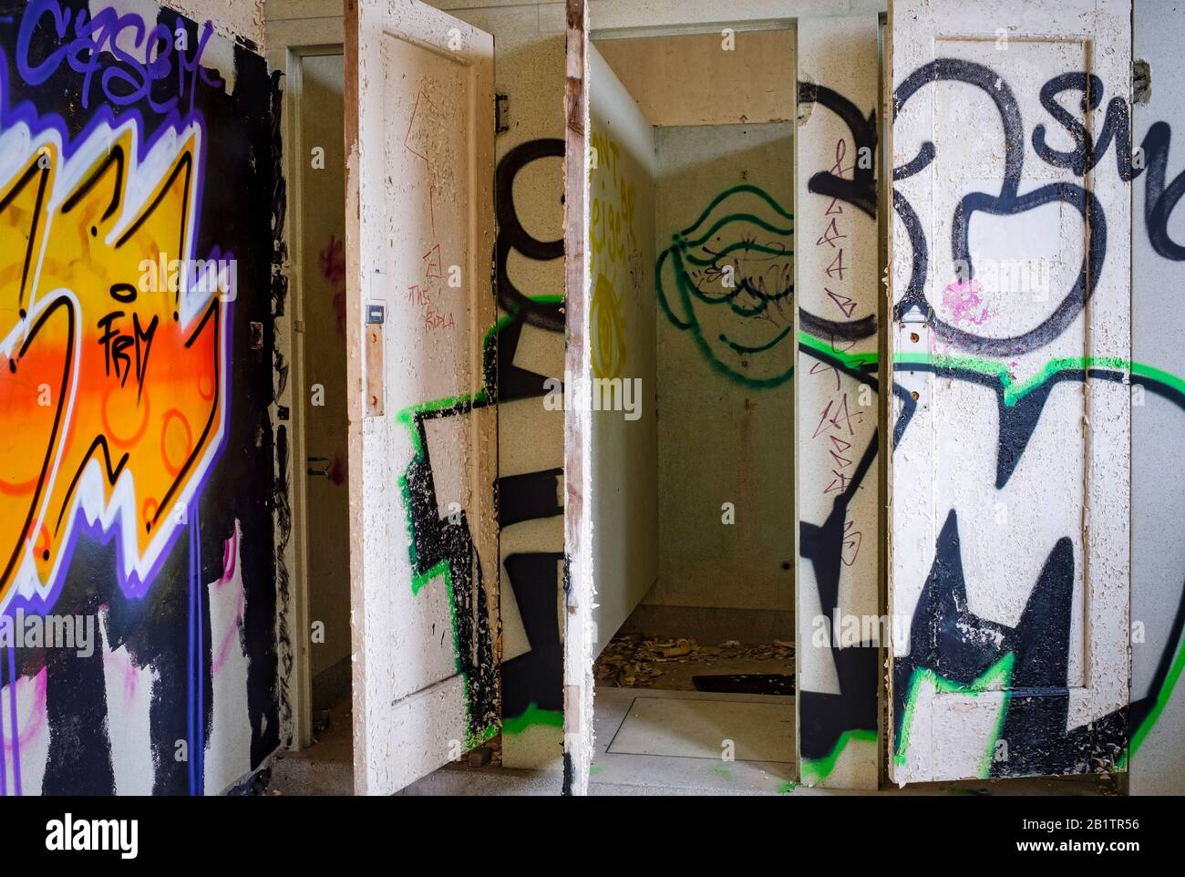 Isolated buildings hi-res stock photography and images - Alamy