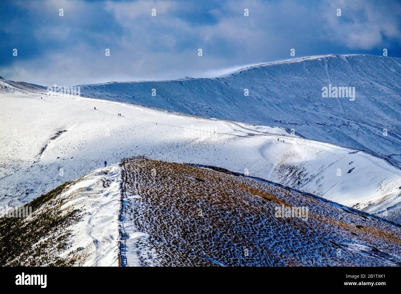 Winter view along the Great Ridge towards Rushup Edge in the Peak ...