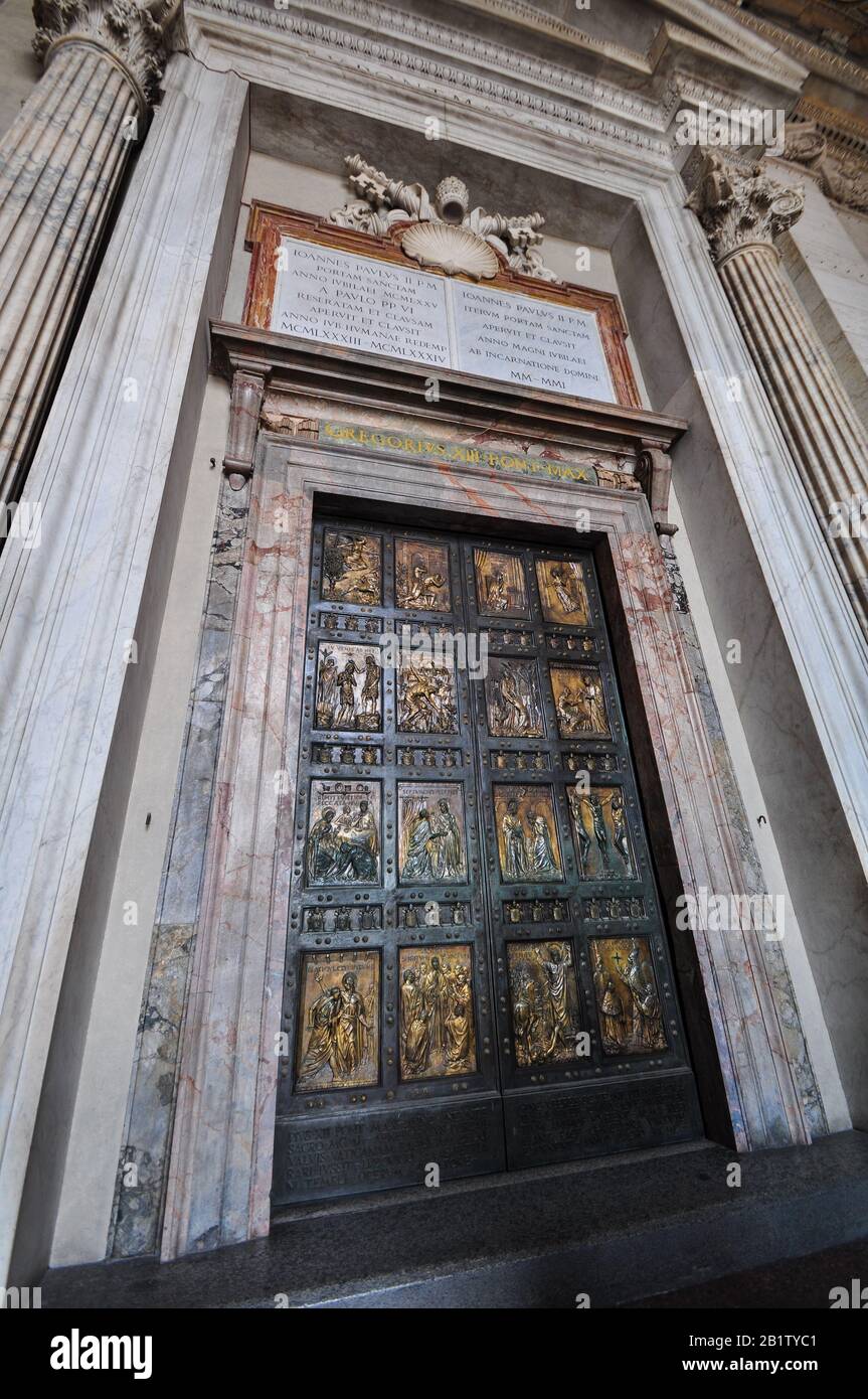 The Papal Basilica of Saint Peter in the Vatican Stock Photo - Alamy