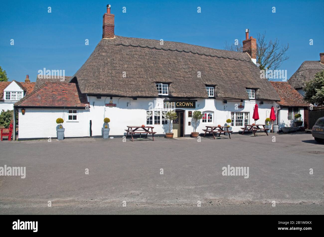 Cuddington, Buckinghamshire, The Crown Pub, Thatch Stock Photo - Alamy