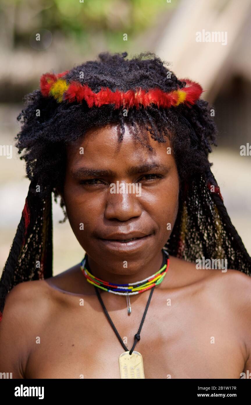 Papua girl from Dani tribe, Jiwika village, Baliem Valley - Occidental ...