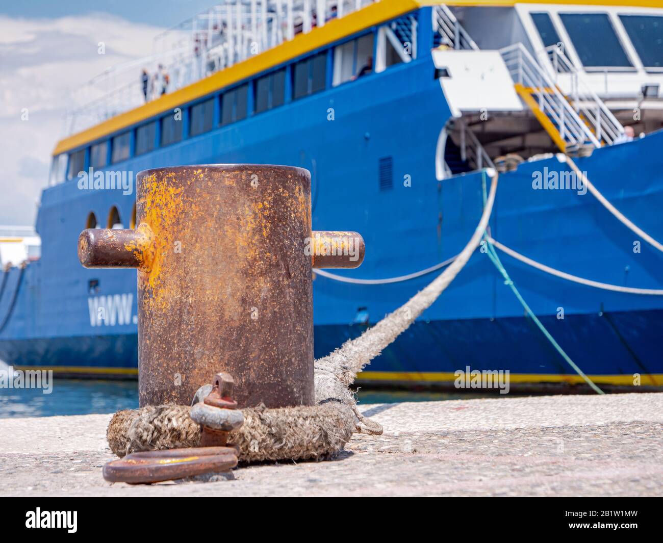 Towing hawser hi-res stock photography and images - Alamy
