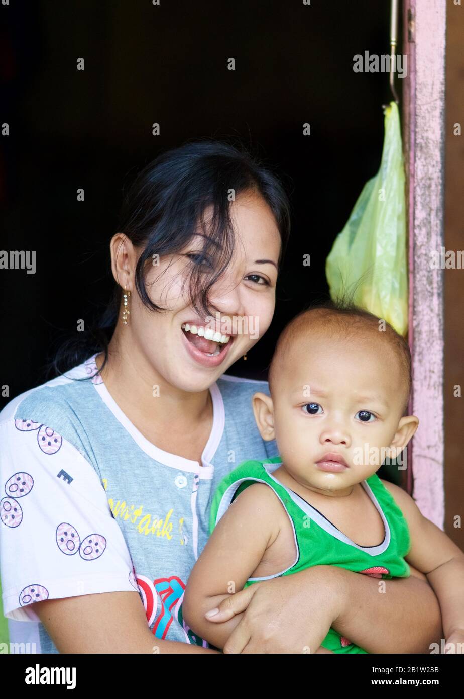 Indonesian mother and baby in "Pasar Reimu" market in Sorong ...