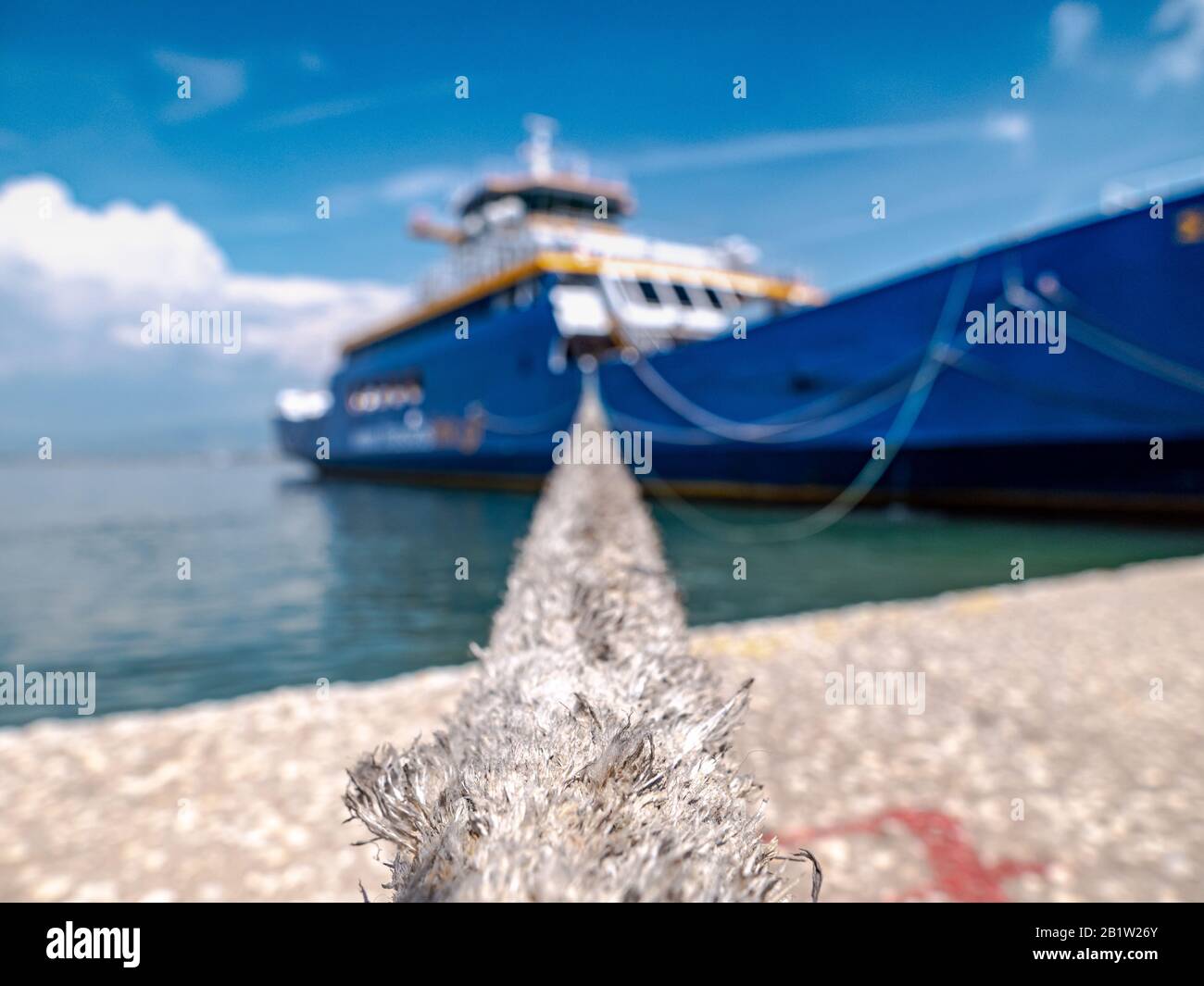 Towing hawser hi-res stock photography and images - Alamy