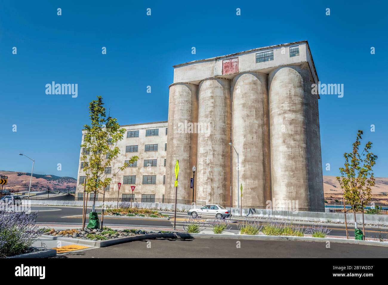 The Dalles, Oregon, USA - August 1, 2011: landmark granary building in ...
