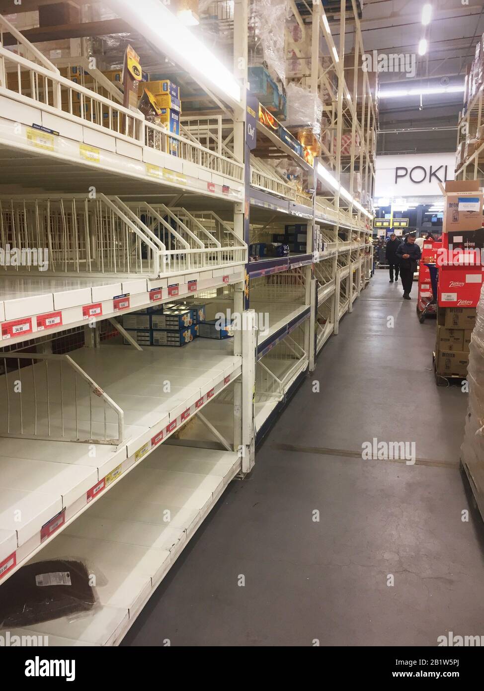 Half empty store shelves hi-res stock photography and images - Alamy