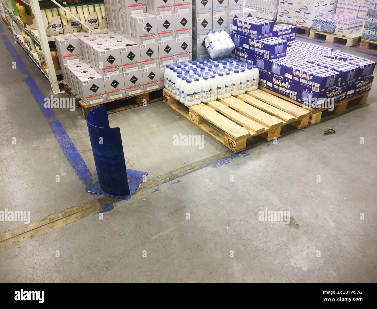 Half empty store shelves hi-res stock photography and images - Alamy