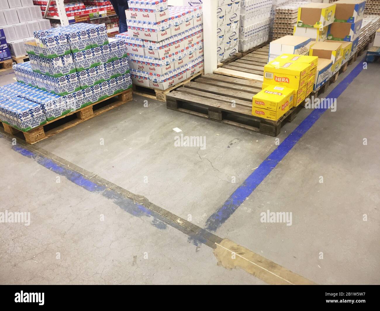 Half empty store shelves hi-res stock photography and images - Alamy