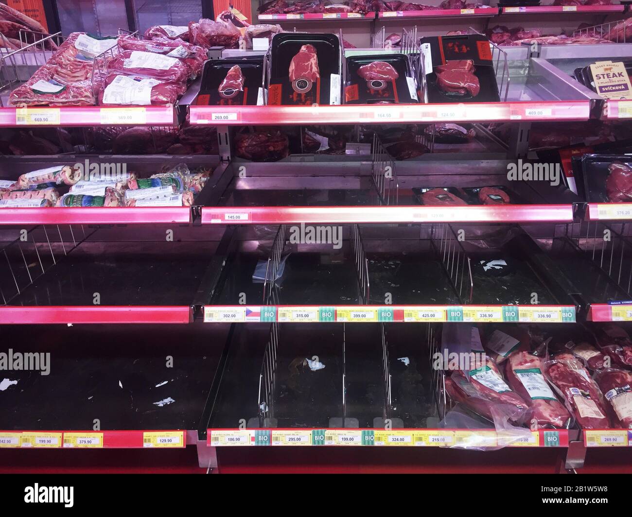 Half empty store shelves hi-res stock photography and images - Alamy