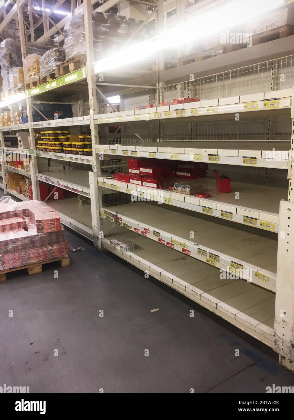 Half empty store shelves hi-res stock photography and images - Alamy