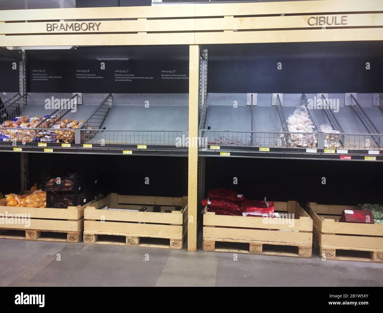 Half empty store shelves hi-res stock photography and images - Alamy