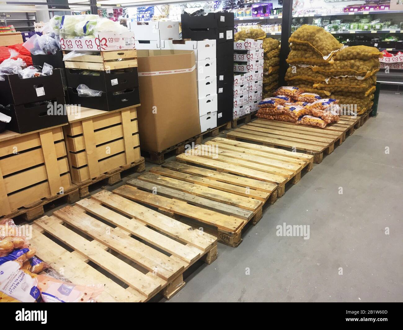 Half empty store shelves hi-res stock photography and images - Alamy