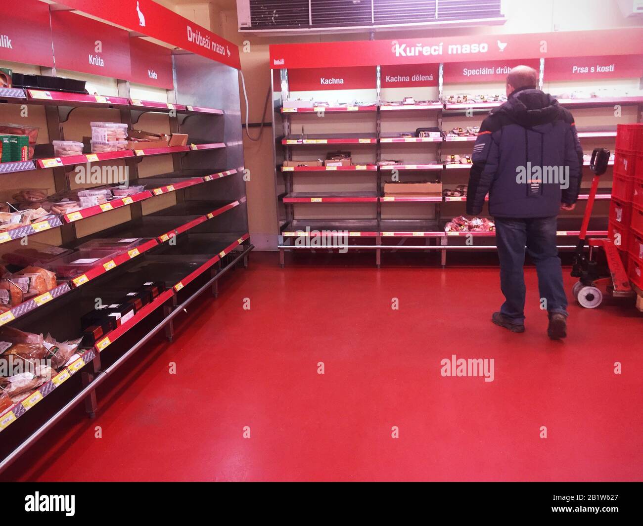 Half empty store shelves hi-res stock photography and images - Alamy