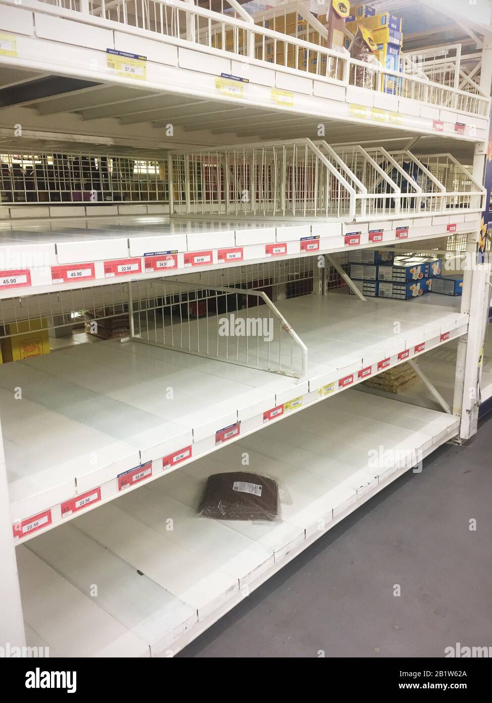 Half empty store shelves hi-res stock photography and images - Alamy