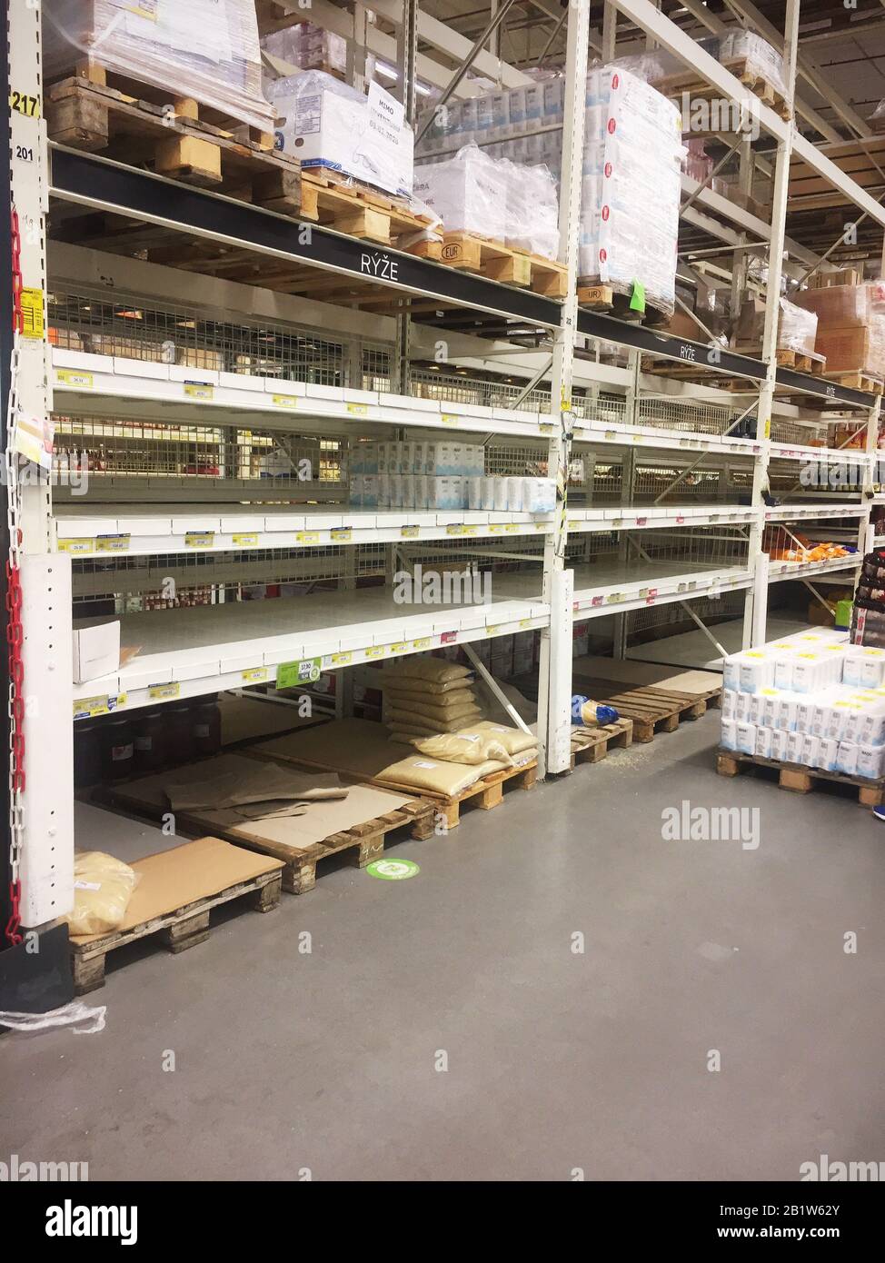 Half empty store shelves hi-res stock photography and images - Alamy