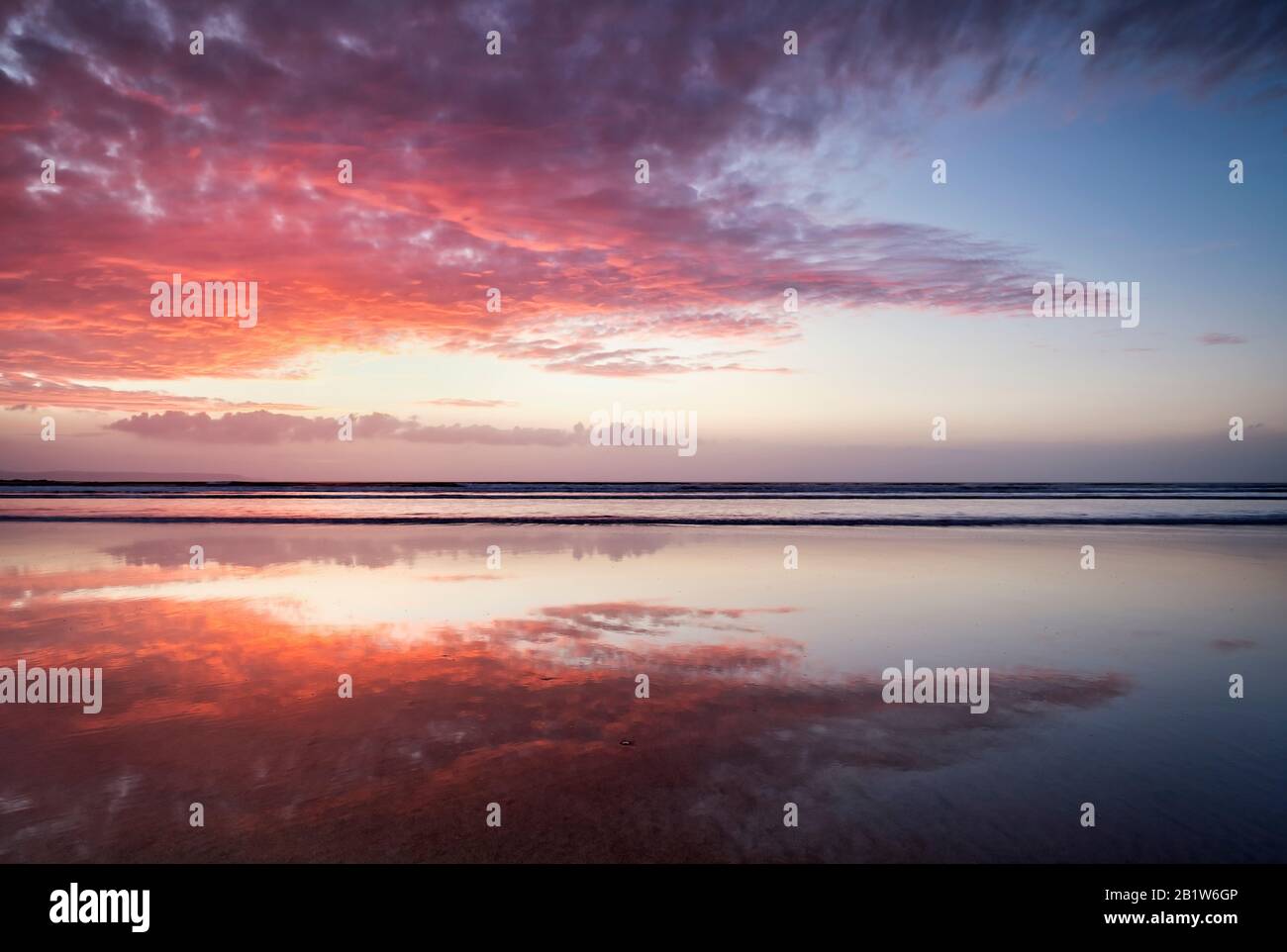 Wet reflections hi-res stock photography and images - Alamy