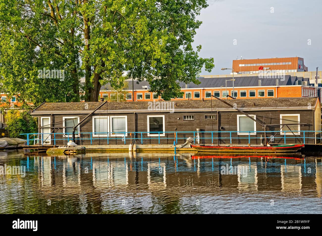 Amsterdam floating houses in river Amstel channel Stock Photo - Alamy