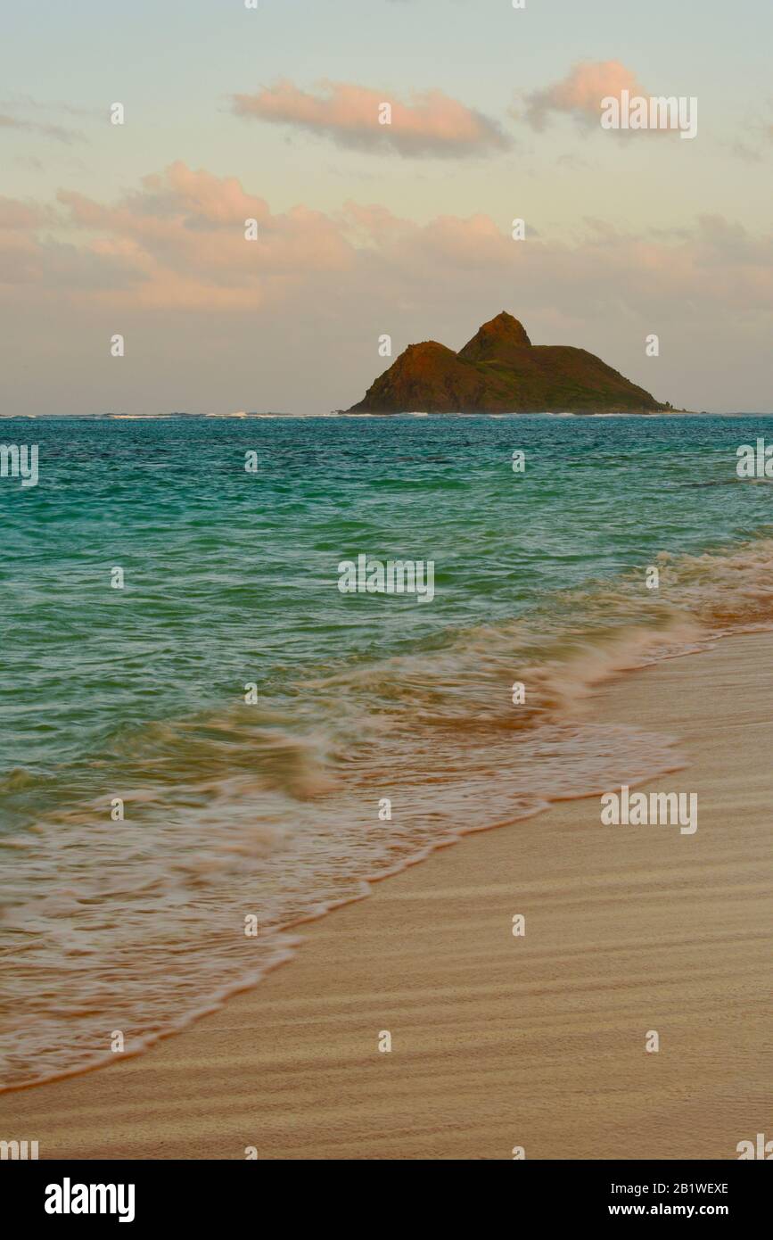 Breaking waves off coast of oahu hi-res stock photography and images ...