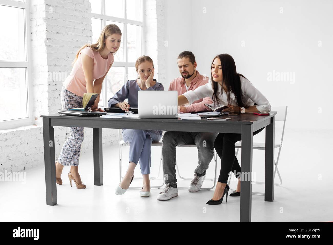 Office workers collaborate hi-res stock photography and images - Alamy