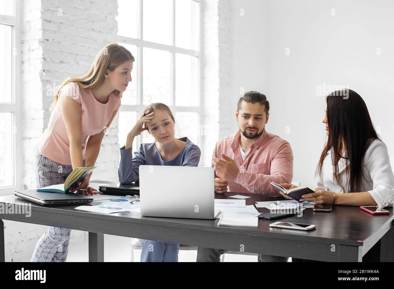 Office workers collaborate hi-res stock photography and images - Alamy