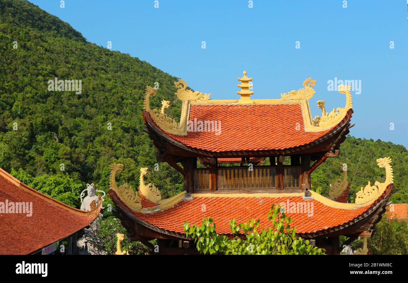 Ornate roof of buddhist temple. Oriental religious architecture Stock ...