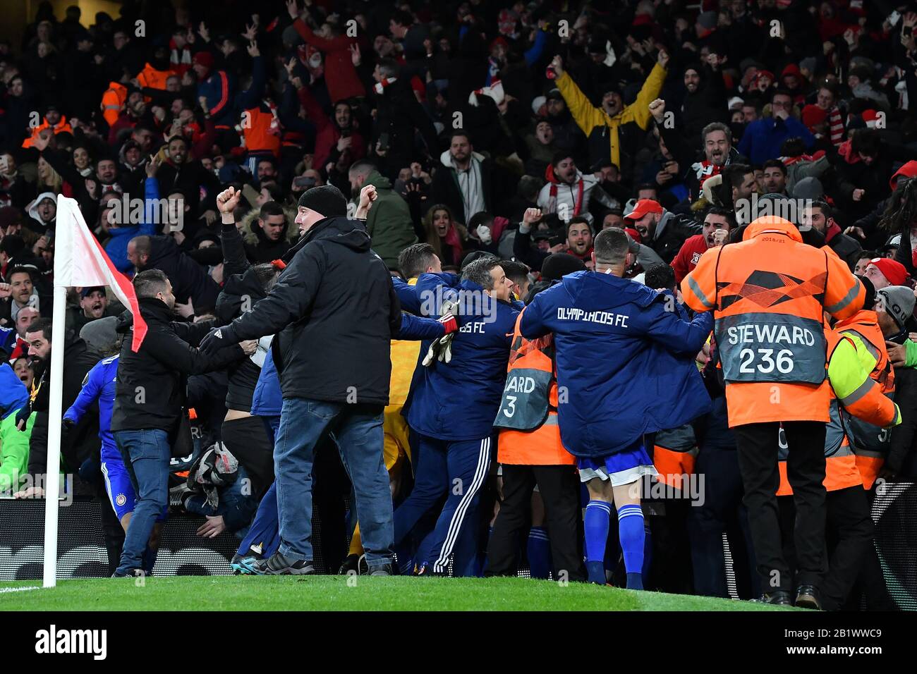 Arsenal team celebrating 2020 hi-res stock photography and images - Alamy