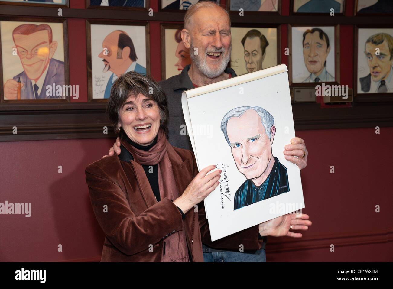 Anna stuart and james cromwell hi-res stock photography and images - Alamy