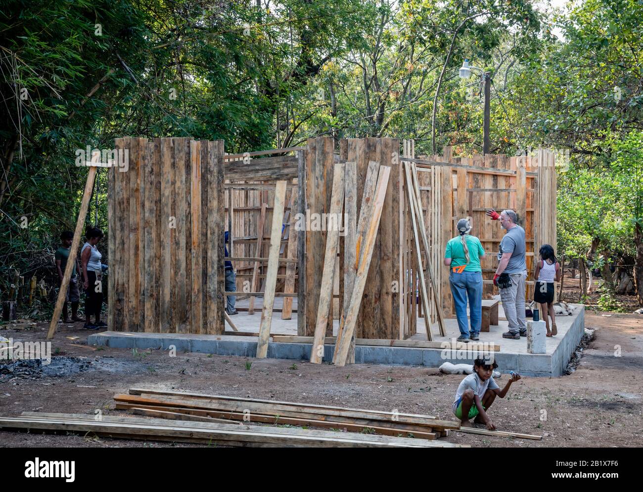 mission team from the United States helping build house for Guatemalan ...