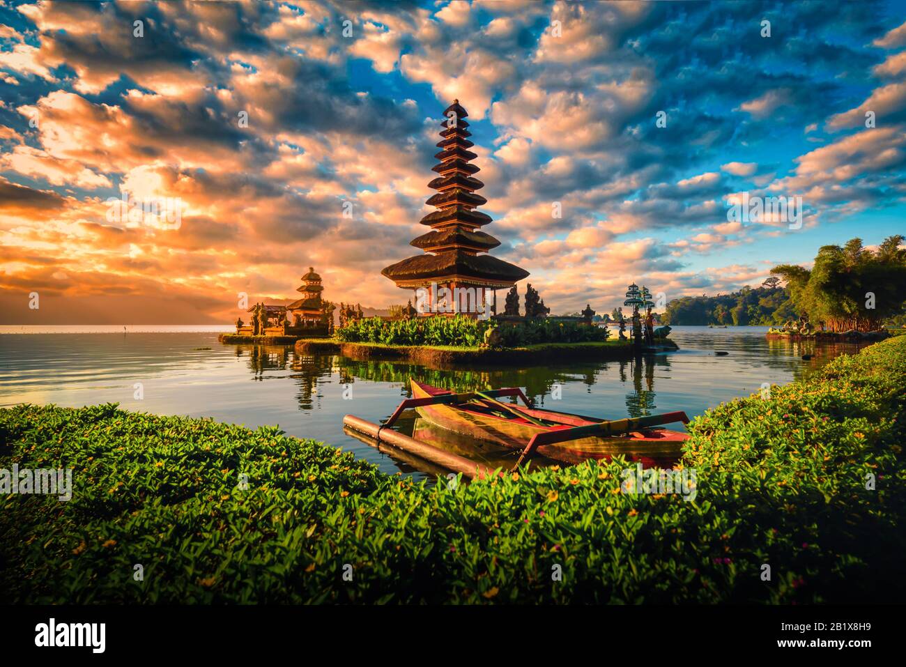 Pura Ulun Danu Bratan, Hindu temple with boat on Bratan lake landscape ...